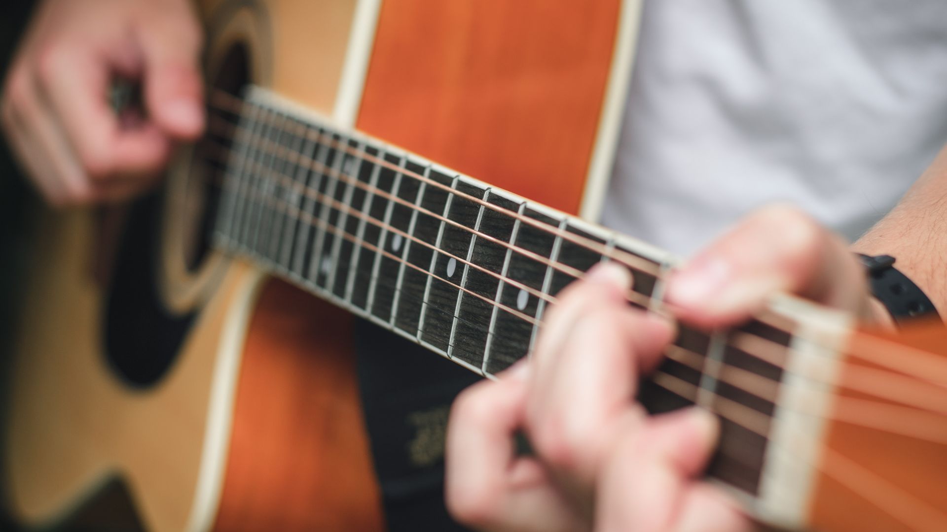 Ron Houston Performing at Harris BBQ – Experience Seven Oaks